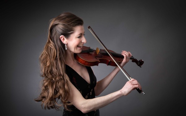 Hire Julia Violinista | Sublime Solo Violinist | Entertainment Nation