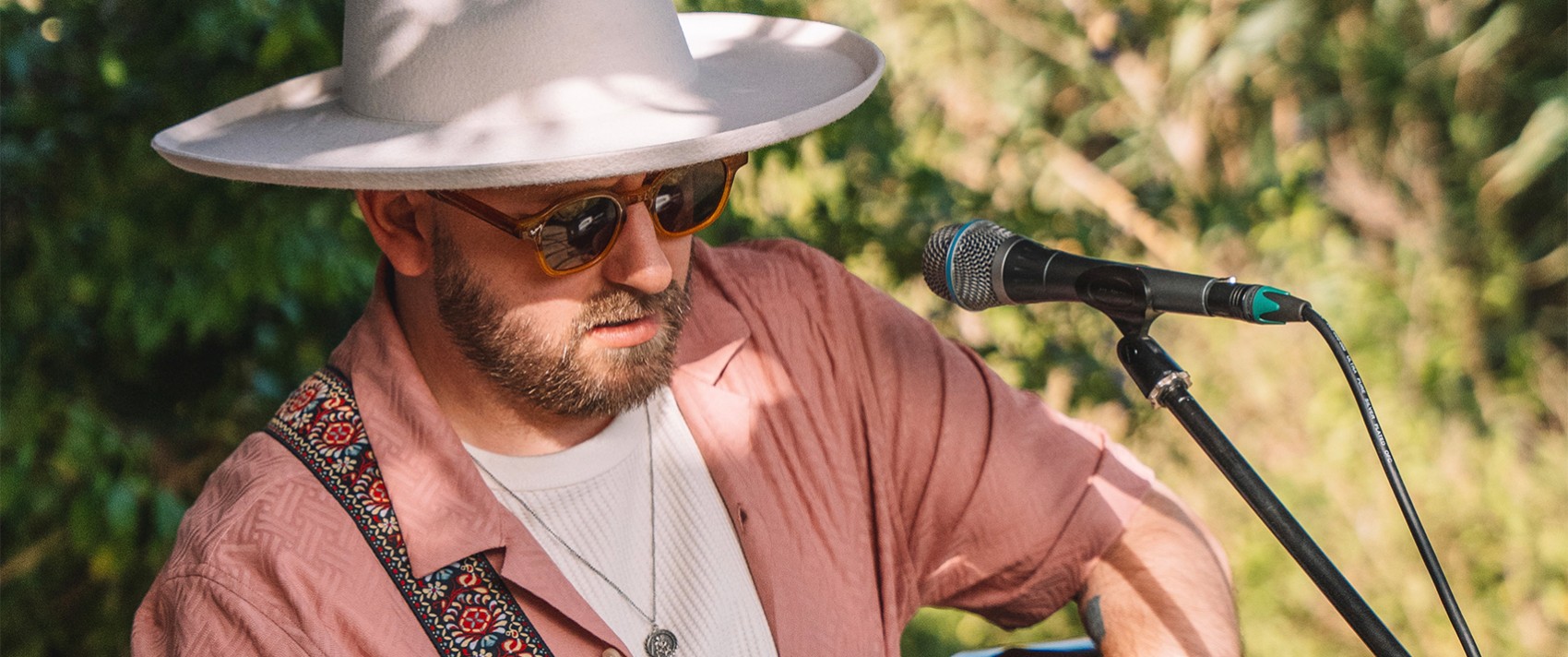 Mikey Adams | Versatile Acoustic Pop & Rock Soloist | Entertainment Nation