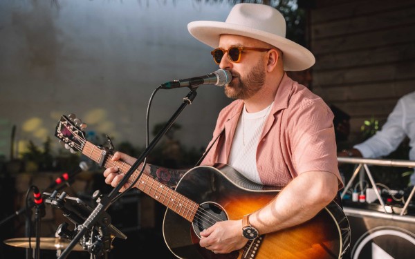 Mikey Adams | Versatile Acoustic Pop & Rock Soloist | Entertainment Nation