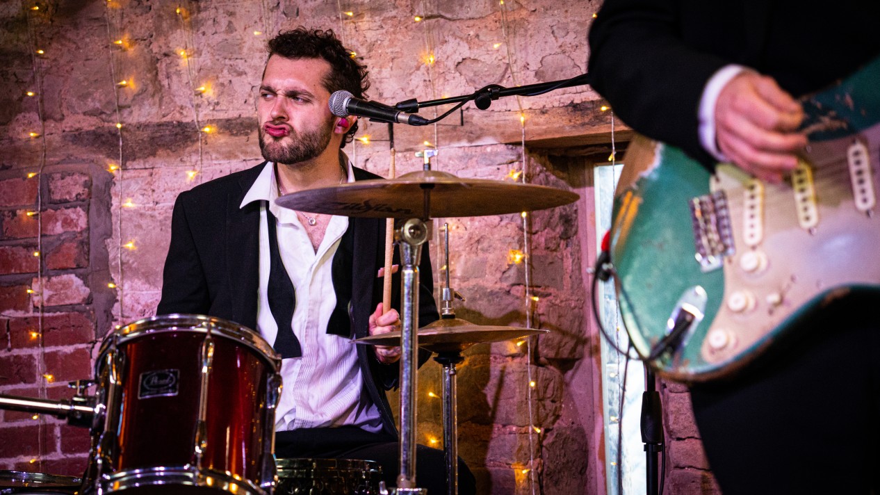 Stand Easy | Lively 4-Piece Pop & Rock Band | Entertainment Nation