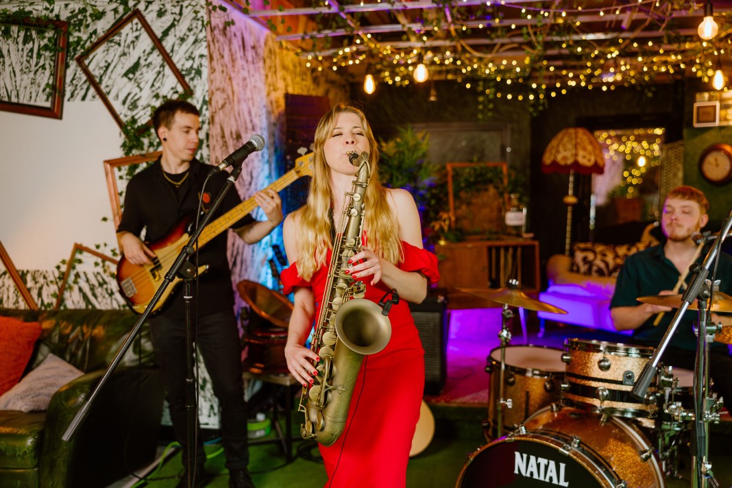 Paper Kisses | Crowd-Pleasing 4-Piece Party Band | Entertainment Nation