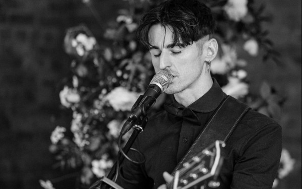 Harry Alexander | Charming Acoustic Soloist | Entertainment Nation